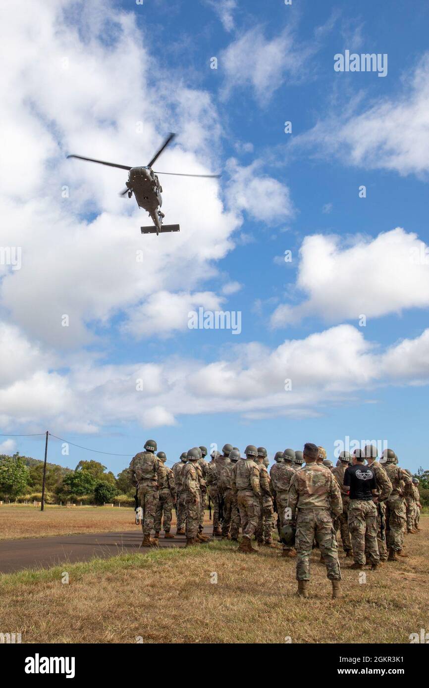 Soldiers assigned to 25th Infantry Division and U.S. Army Hawaii rappel ...