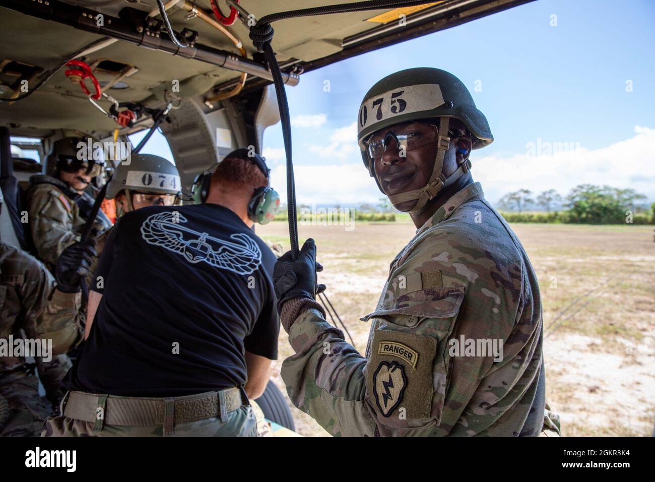 Soldiers assigned to 25th Infantry Division and U.S. Army Hawaii rappel ...