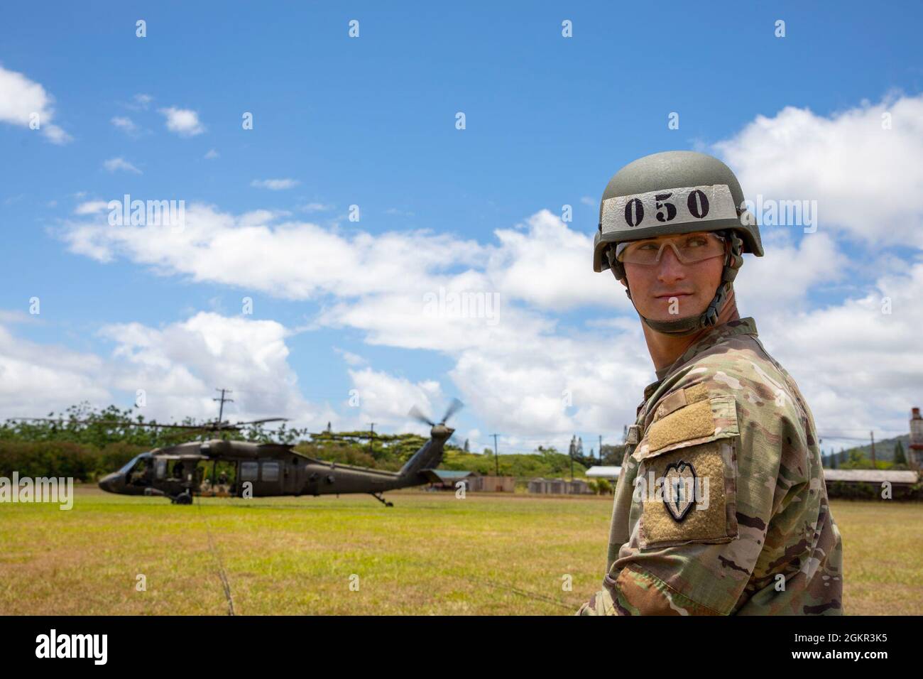 Soldiers assigned to 25th Infantry Division and U.S. Army Hawaii rappel ...
