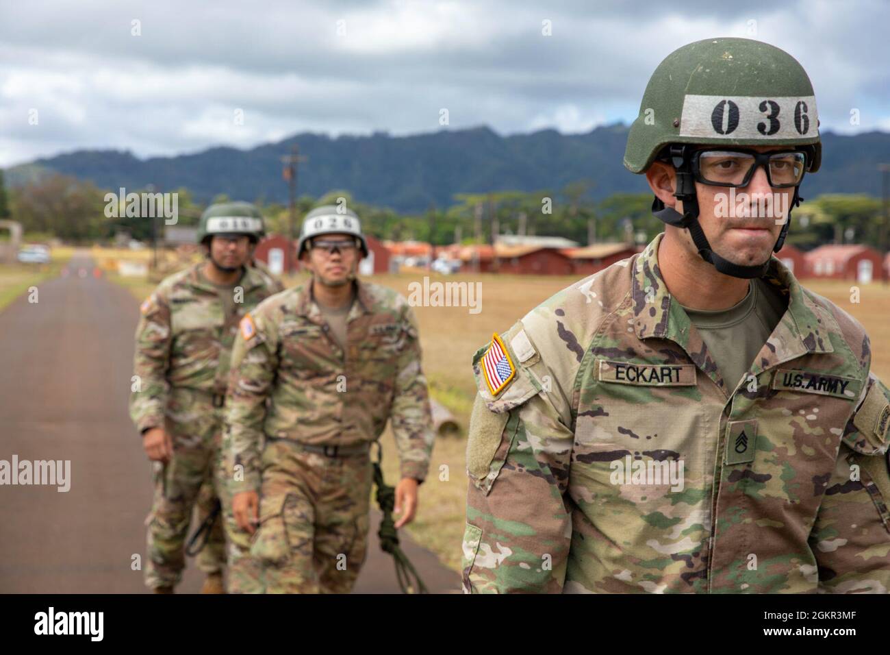 Soldiers assigned to 25th Infantry Division and U.S. Army Hawaii rappel ...