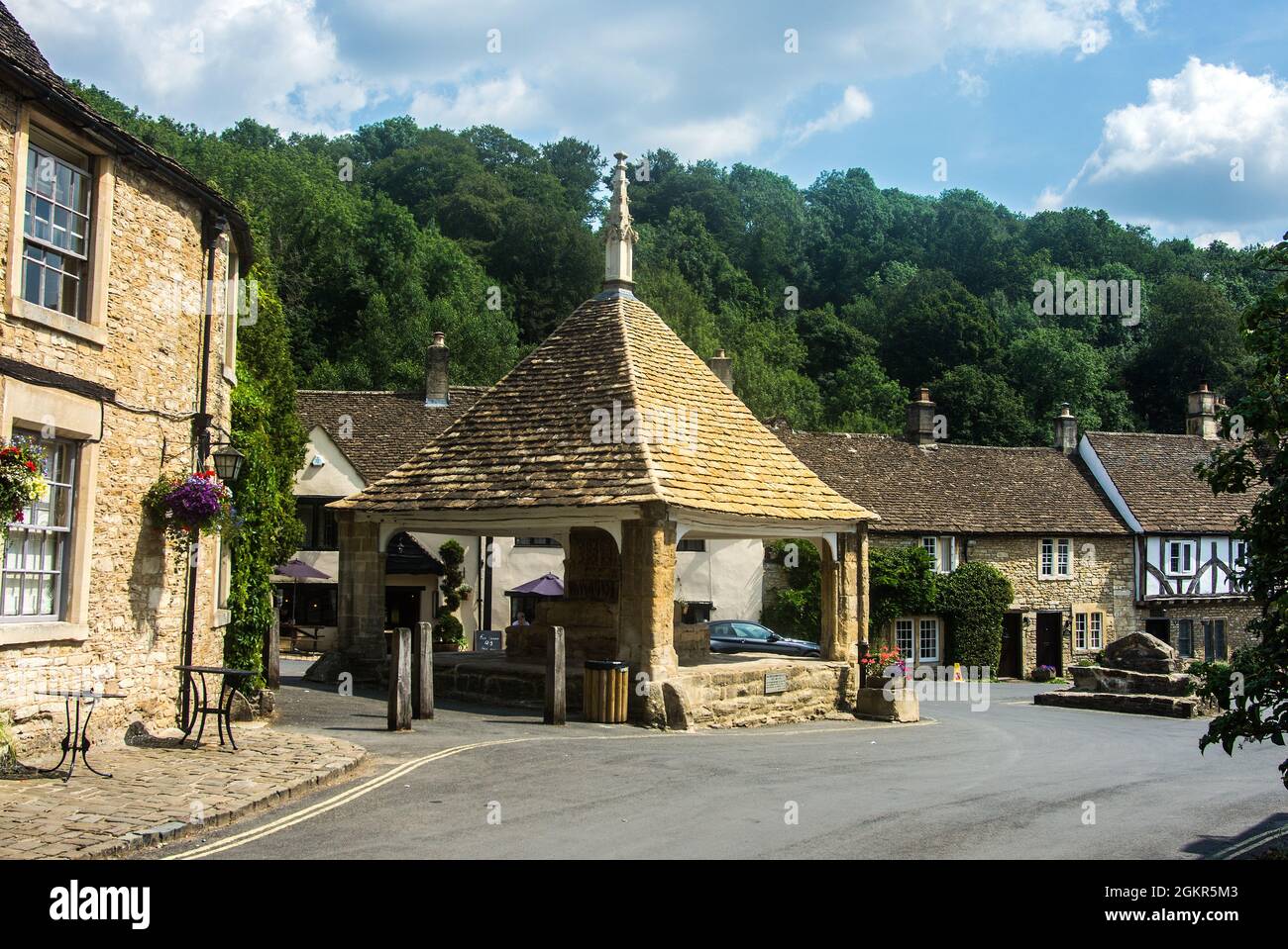 The picturesque High Street in the village of Castle Coombe Stock Photo ...