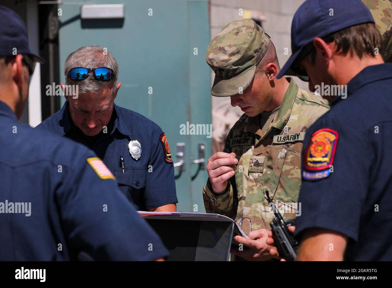 Soldiers of the 422nd Expeditionary Signal Battalion test ...