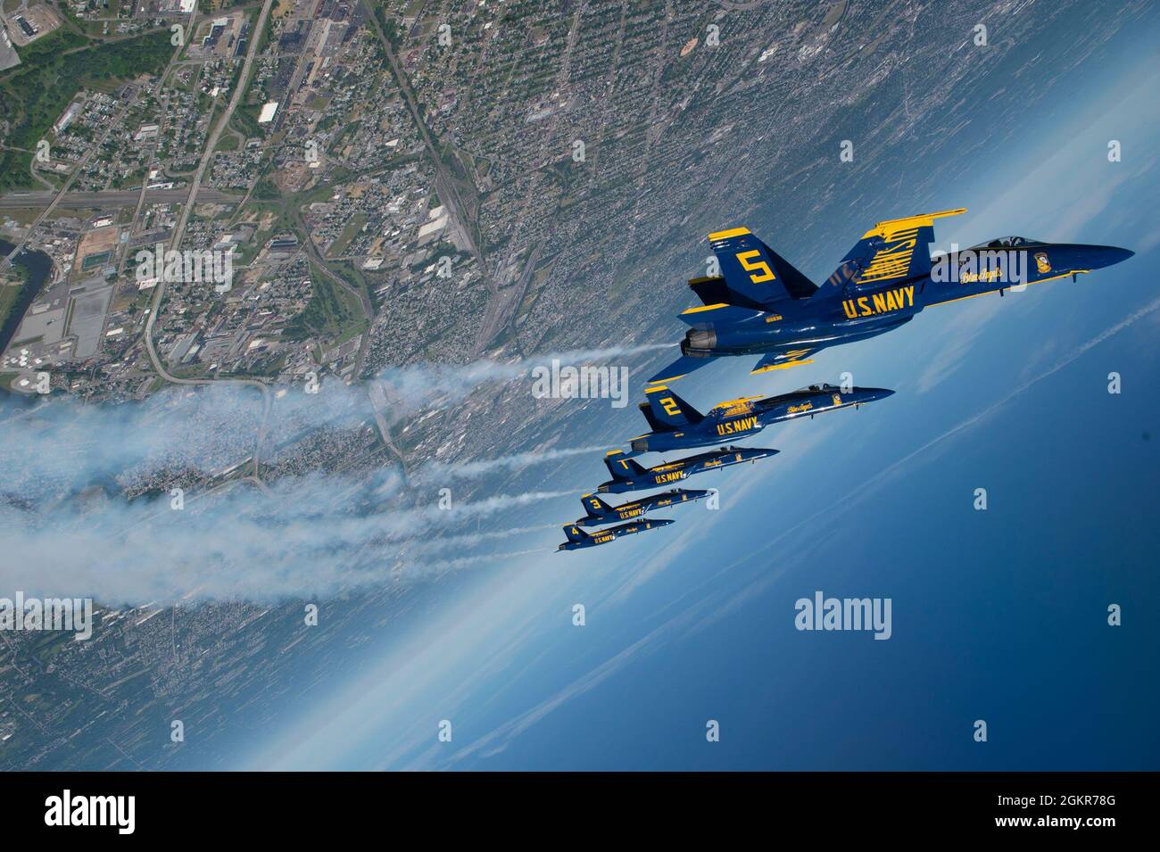 Line abreast loop hi-res stock photography and images - Alamy