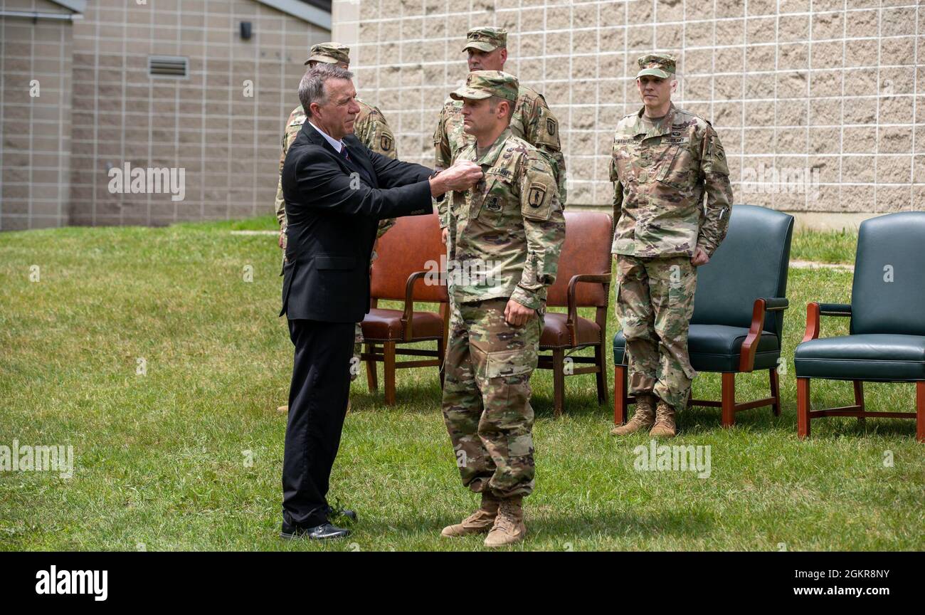 U.S. Army Sgt. 1st Class Dustin Dearborn of the Army Mountain Warfare ...