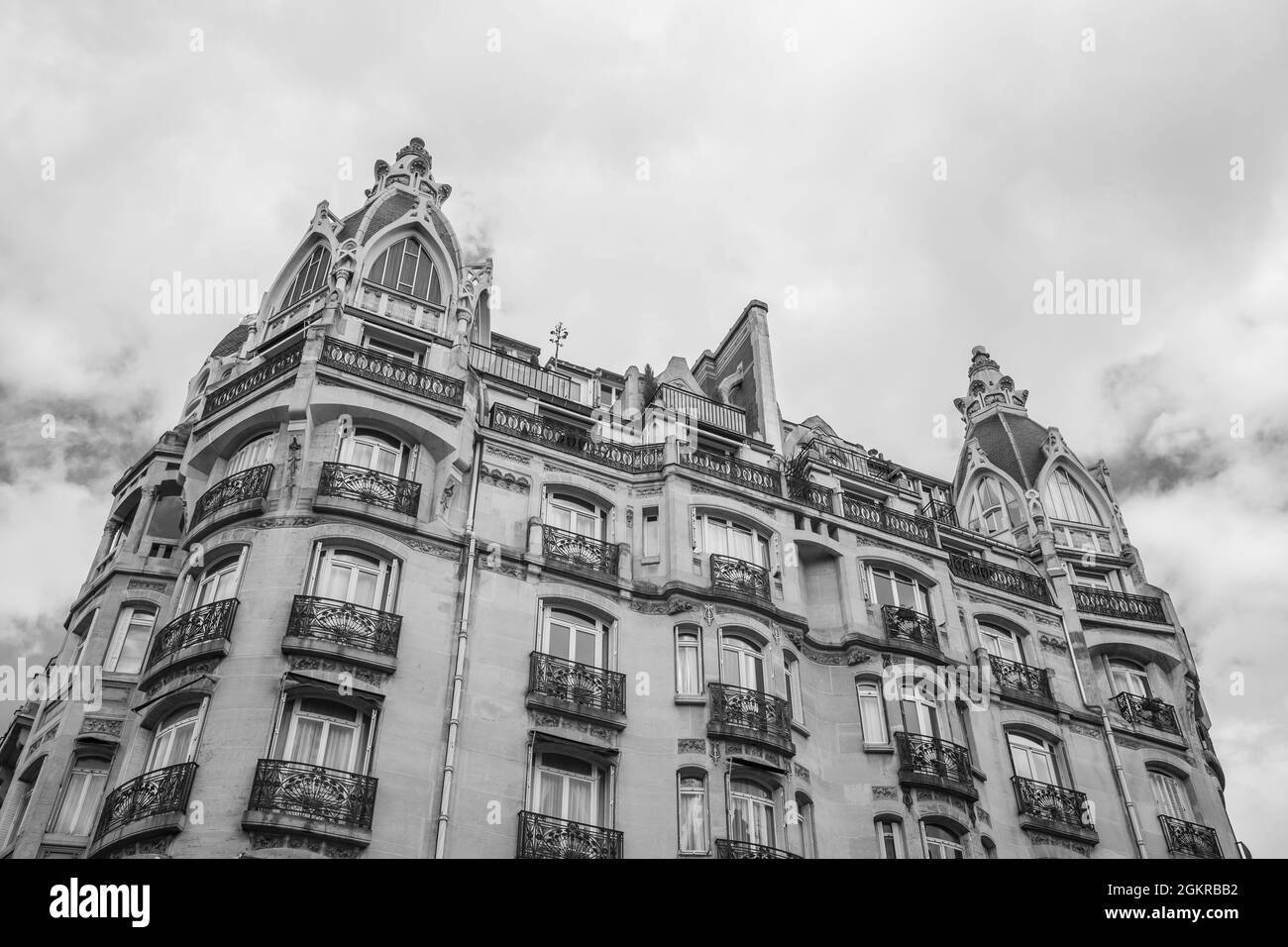 Haussmann building in paris Black and White Stock Photos & Images - Alamy
