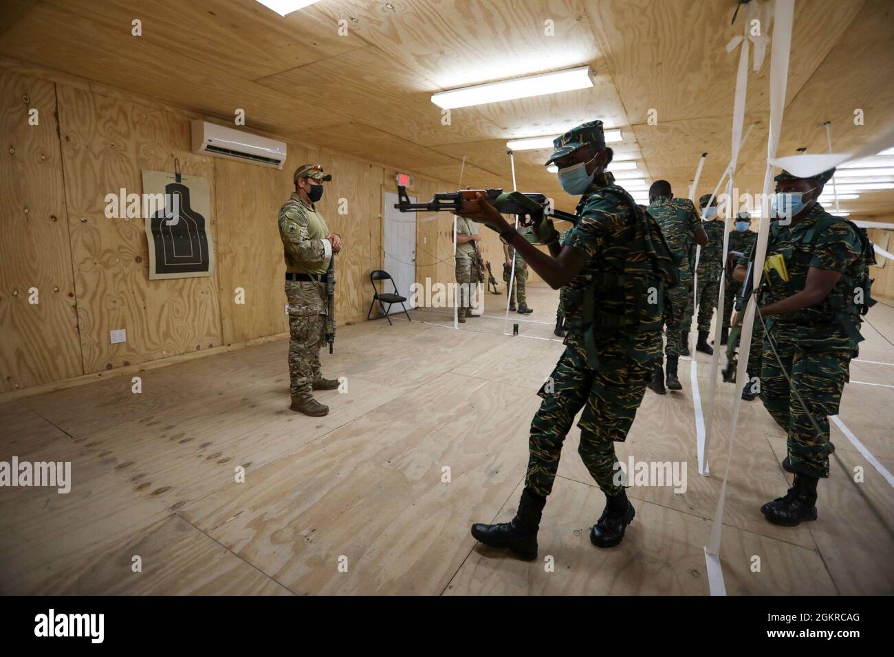 U.S. Soldiers from the Florida Army National Guard's (FLARNG) 2-54 ...