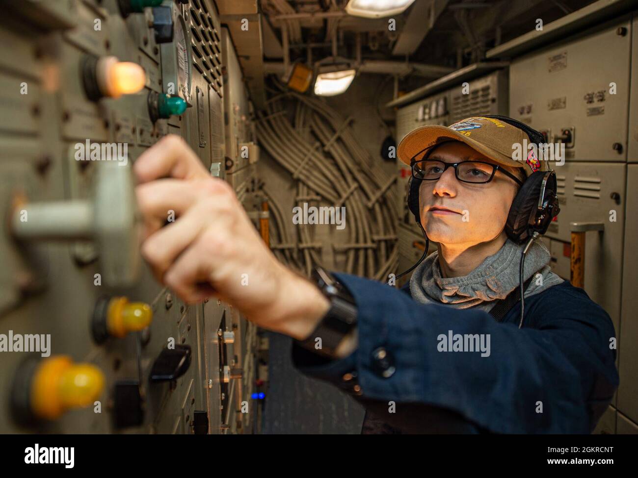 210619-N-IG124-1032 ATLANTIC OCEAN (June 19, 2021) Electricians Mate ...