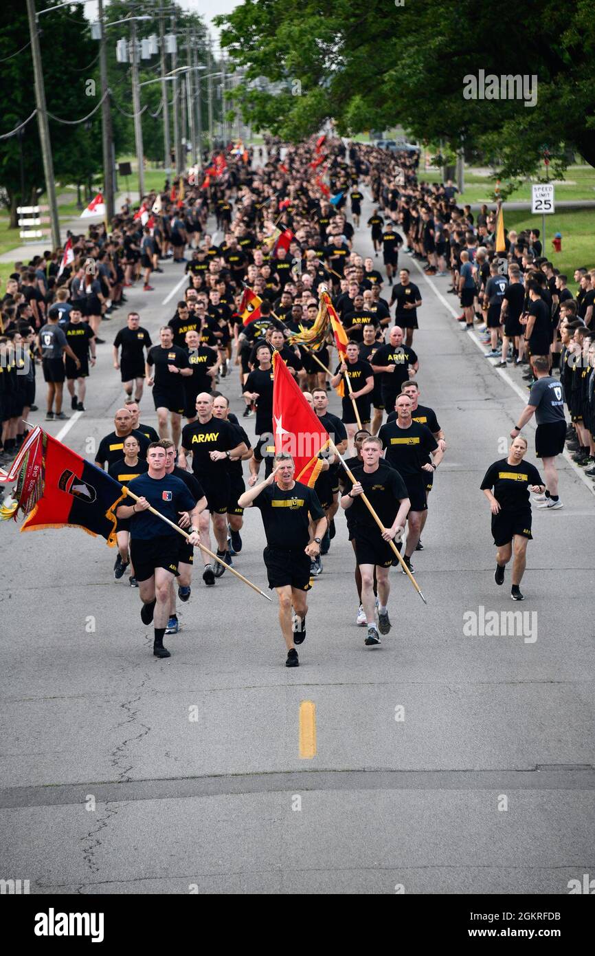 The 101st Airborne Division (Air Assault) conduct a division run during ...