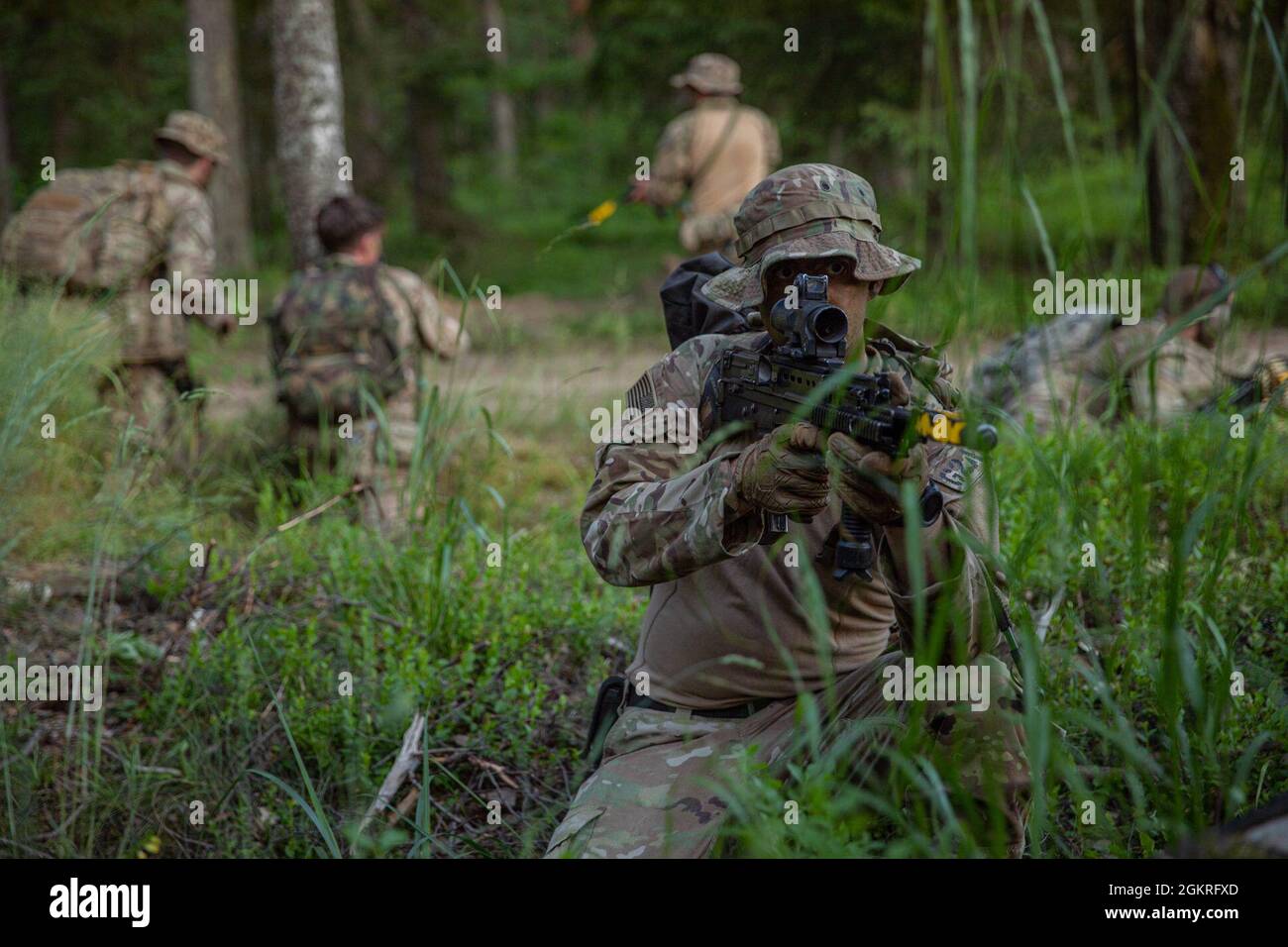 British Army and U.S. Army soldiers set up a security perimeter at ...
