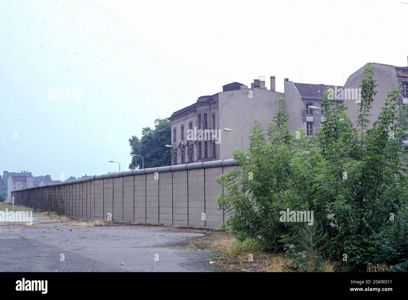 The Berlin Wall behind the Reichstag in 1975 Stock Photo - Alamy