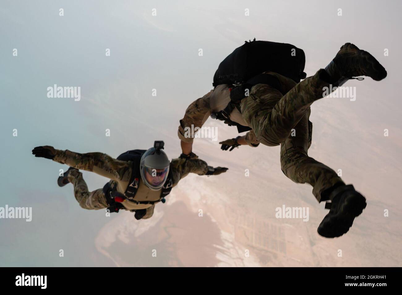 Free fall and static line jump hi-res stock photography and images - Alamy