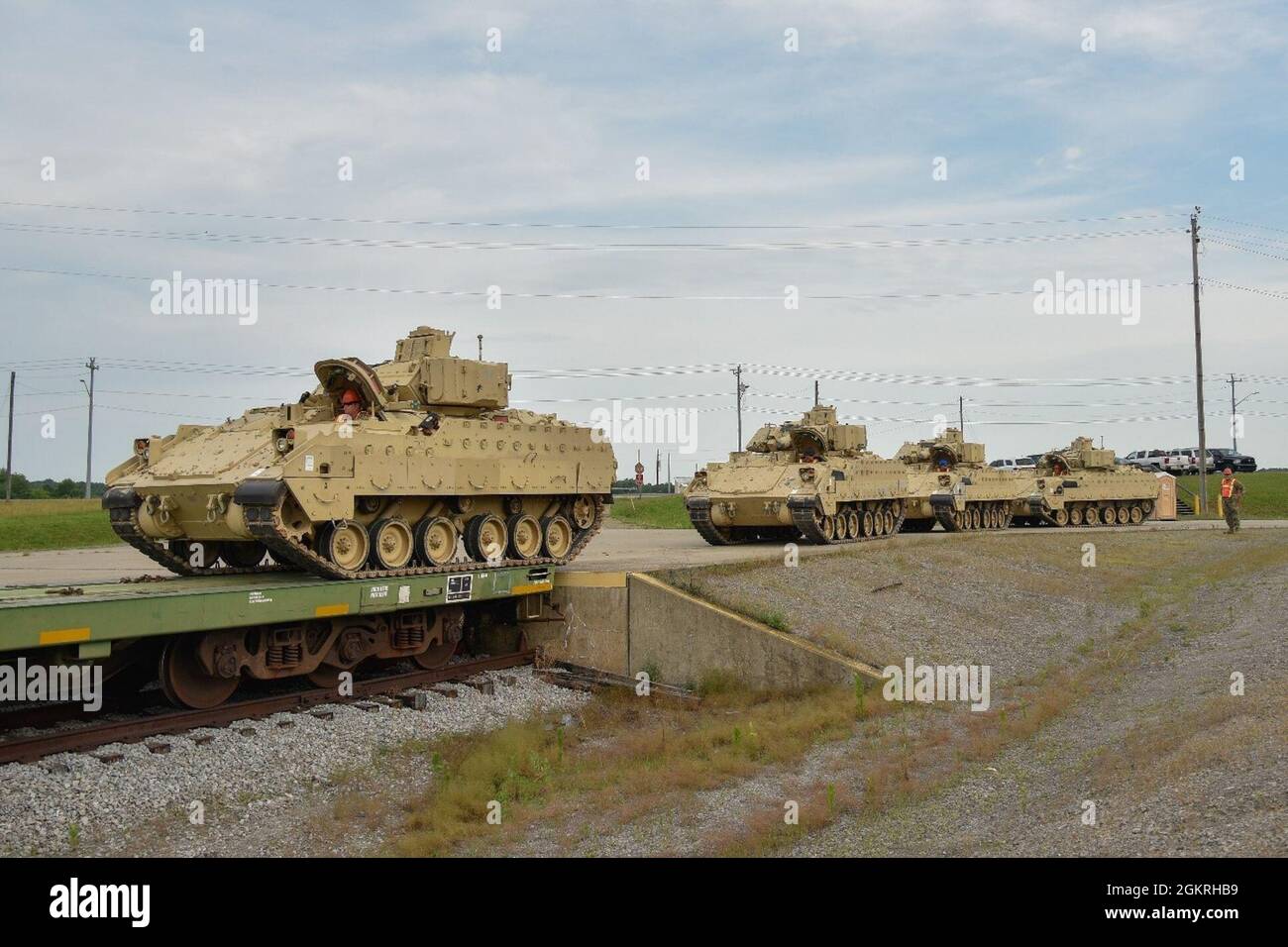 Soldiers from the 278th Armored Cavalry Regiment load Bradley Fighting ...