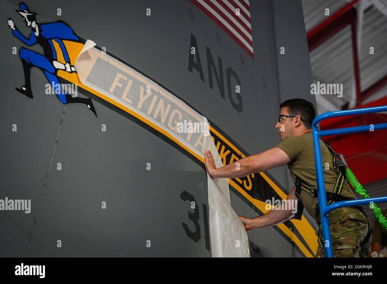 Senior Airman Mark Arnet, 103rd Maintenance Squadron aircraft ...