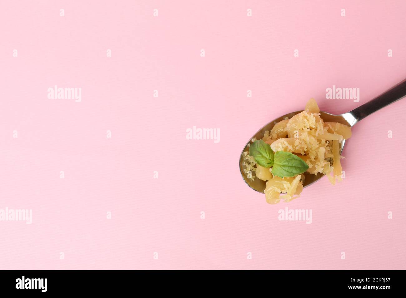 Spoon with macaroni and cheese on pink background Stock Photo - Alamy