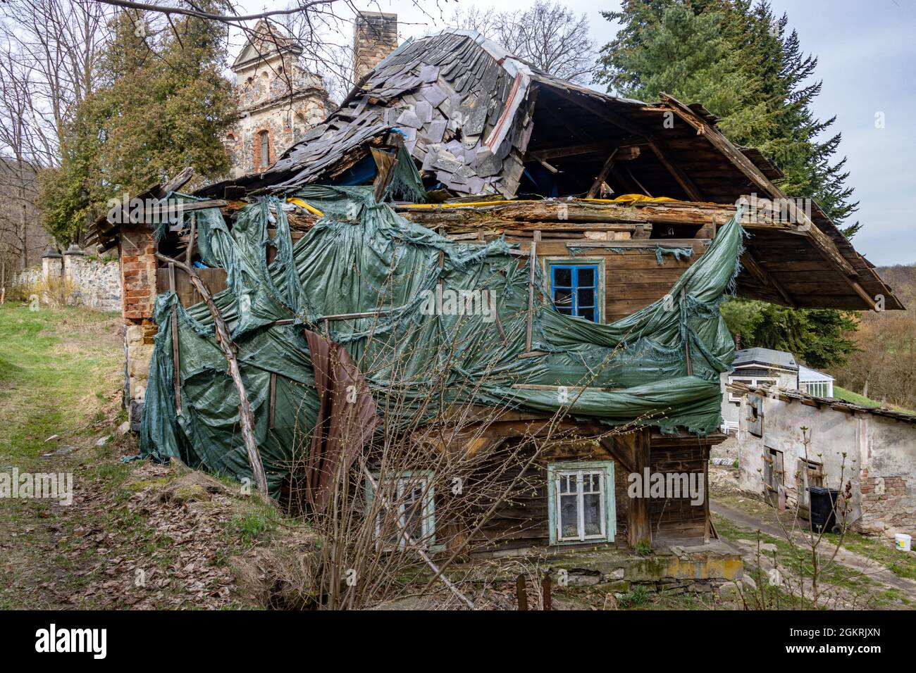 Tarp house hi-res stock photography and images - Alamy