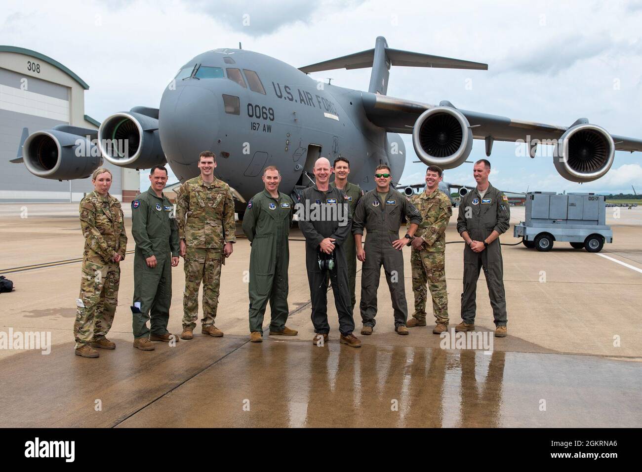 167th airlift squadron hi-res stock photography and images - Alamy