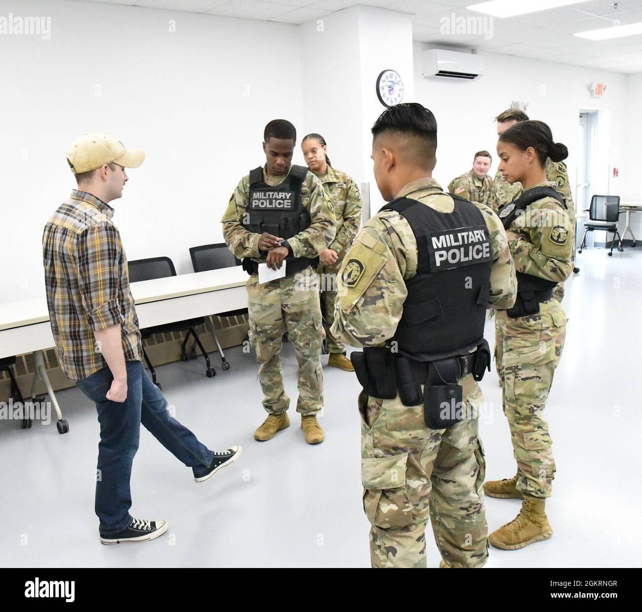 Soldiers from the 91st Military Police Battalion practice field ...
