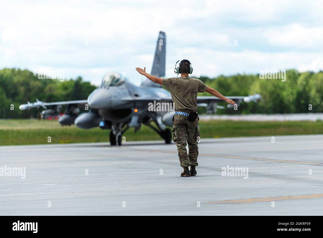 An Airman assigned to the 55th Fighter Generation Squadron, Shaw Air ...