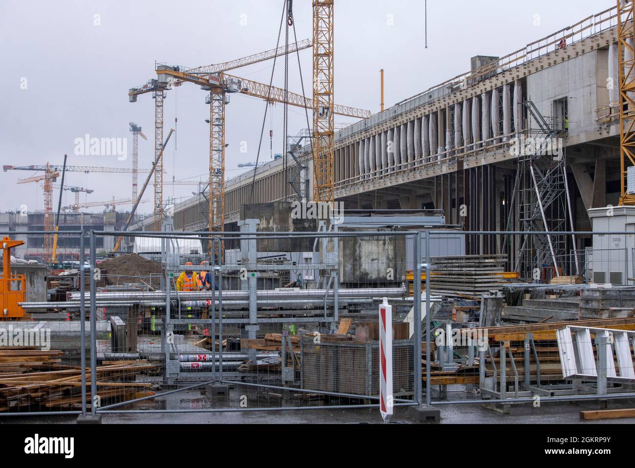 15 September 2021, Hessen, Frankfurt/Main: The future "Terminal 3" and ...