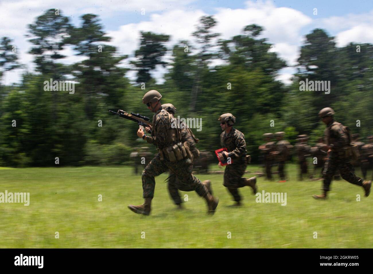 A U.S. Marine with Echo Company, Infantry Training Battalion (ITB ...