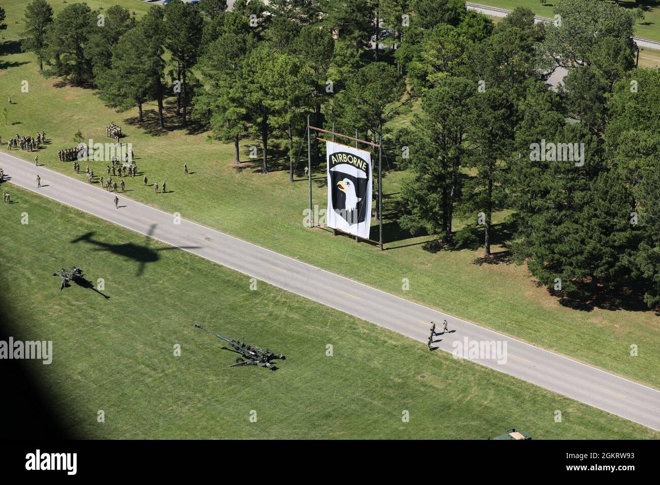 Members of the 101st Airborne Division (Air Assault) Combat Aviation ...