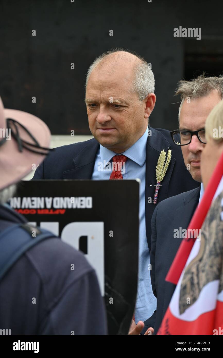 Save the queen elizabeth hospital hi-res stock photography and images ...