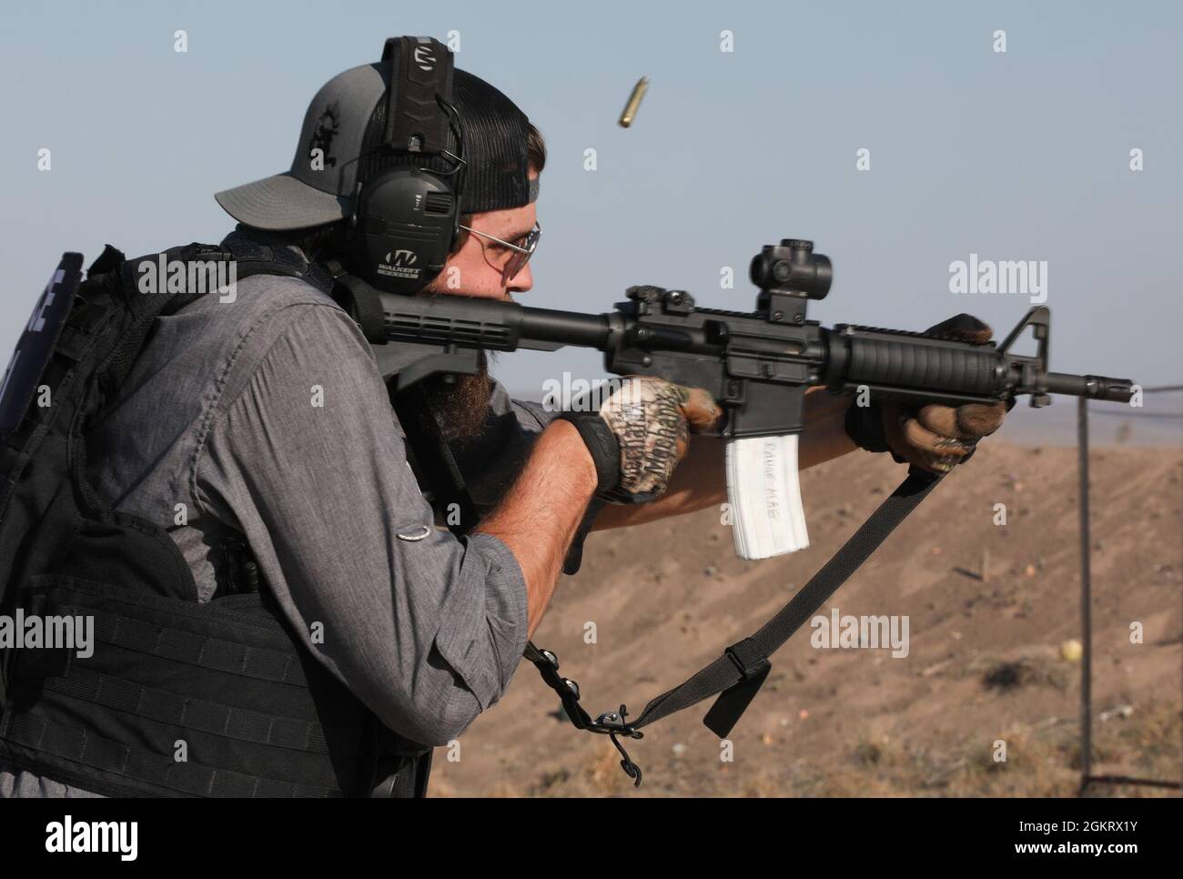 A Border Patrol agent detailed to Homeland Security Investigations ...