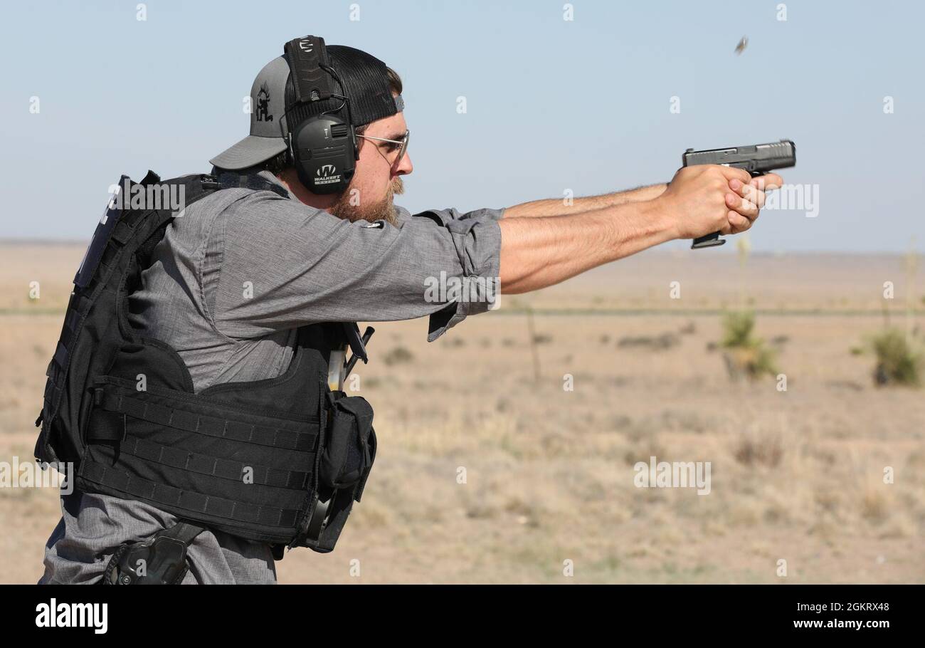 A Border Patrol agent detailed to Homeland Security Investigations ...