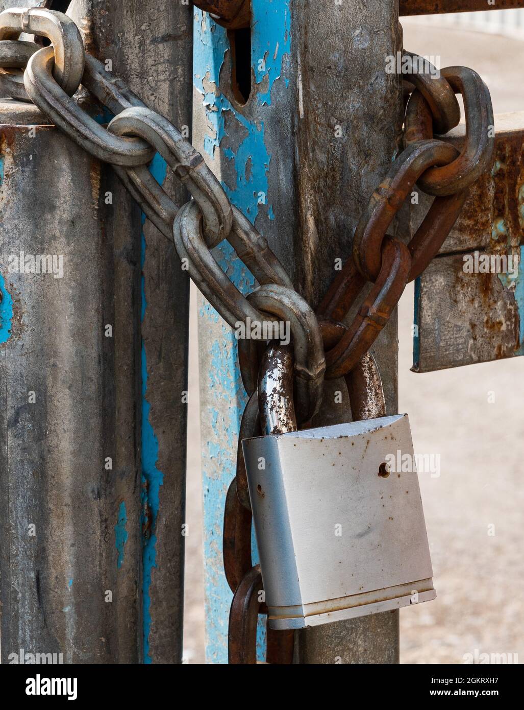 Locked iron gates hi-res stock photography and images - Alamy