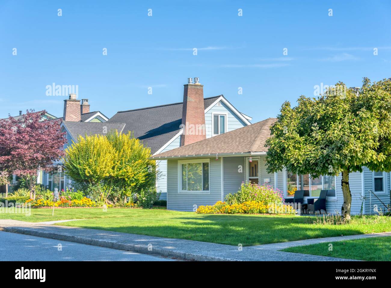 Green lawns in front hi-res stock photography and images - Alamy
