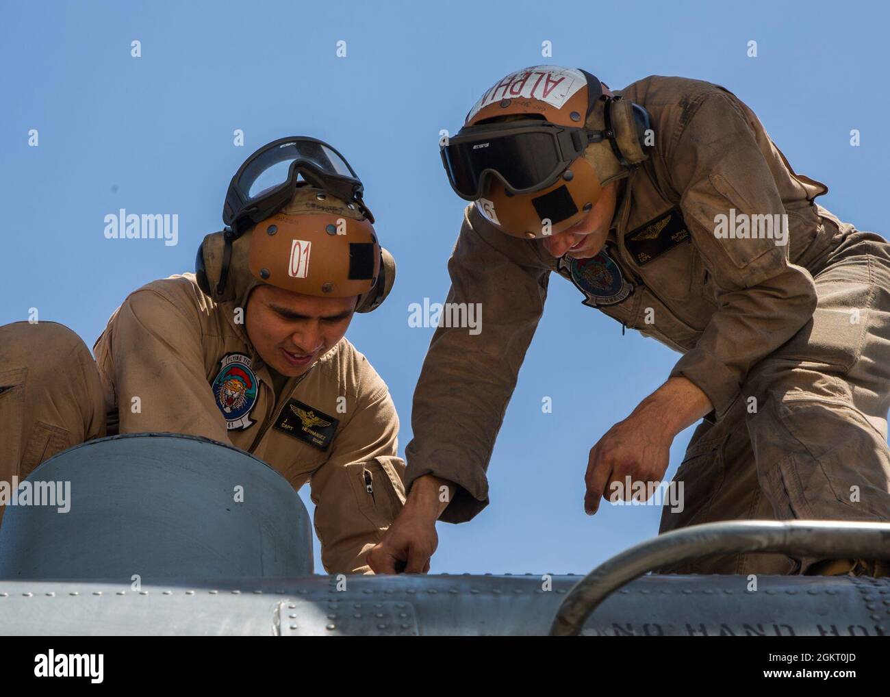 U.S. Marines attached to Marine Heavy Helicopter Squadron 361, Marine ...