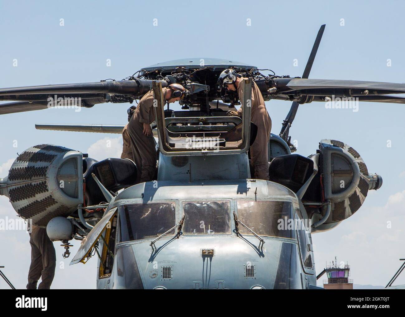 U.S. Marines attached to Marine Heavy Helicopter Squadron 361, Marine ...