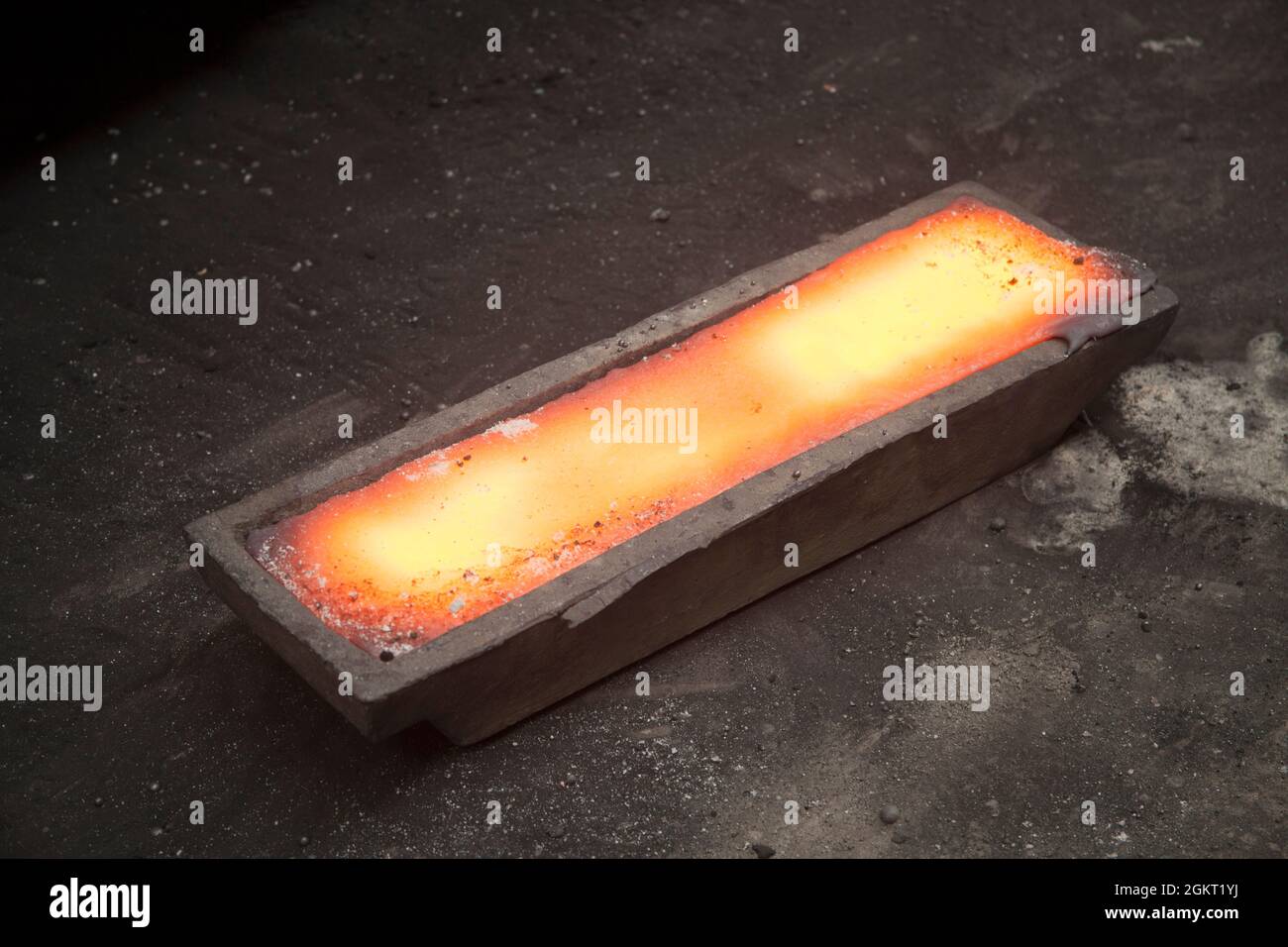 Working pouring molten metal into molds hi-res stock photography and ...