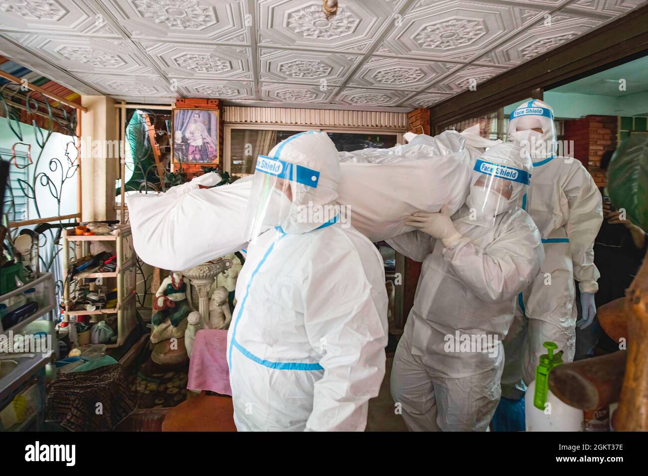 Corona dead body carrying hi-res stock photography and images - Alamy