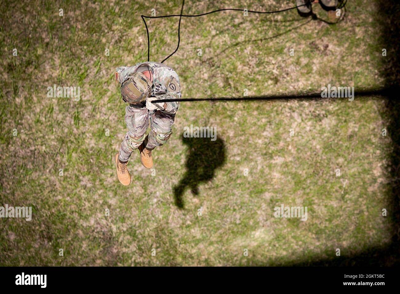 Soldiers assigned to the 25th Infantry Division execute rappel ...