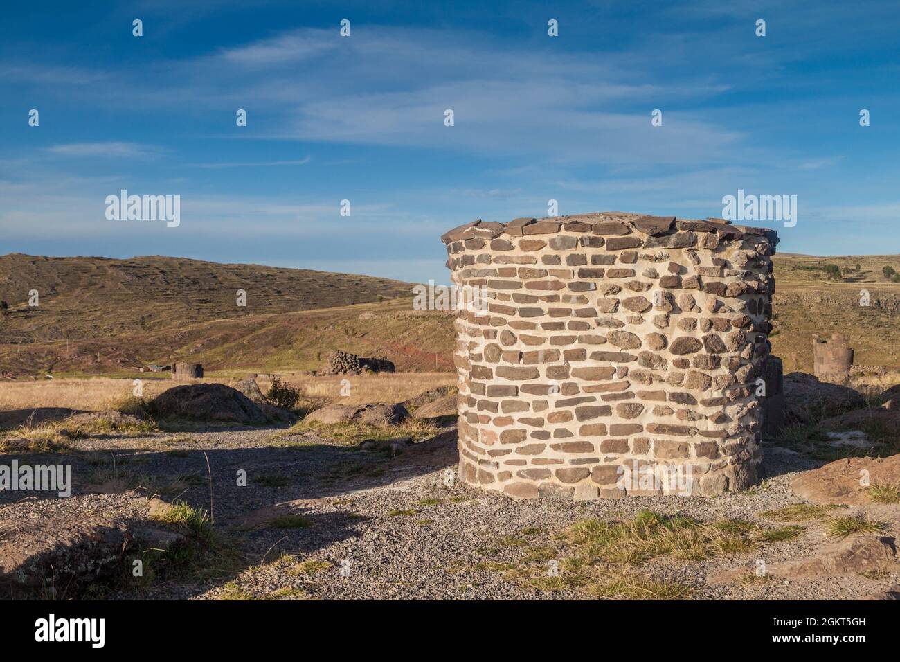 Ruins of funerary towers in Sillustani, Peru Stock Photo - Alamy