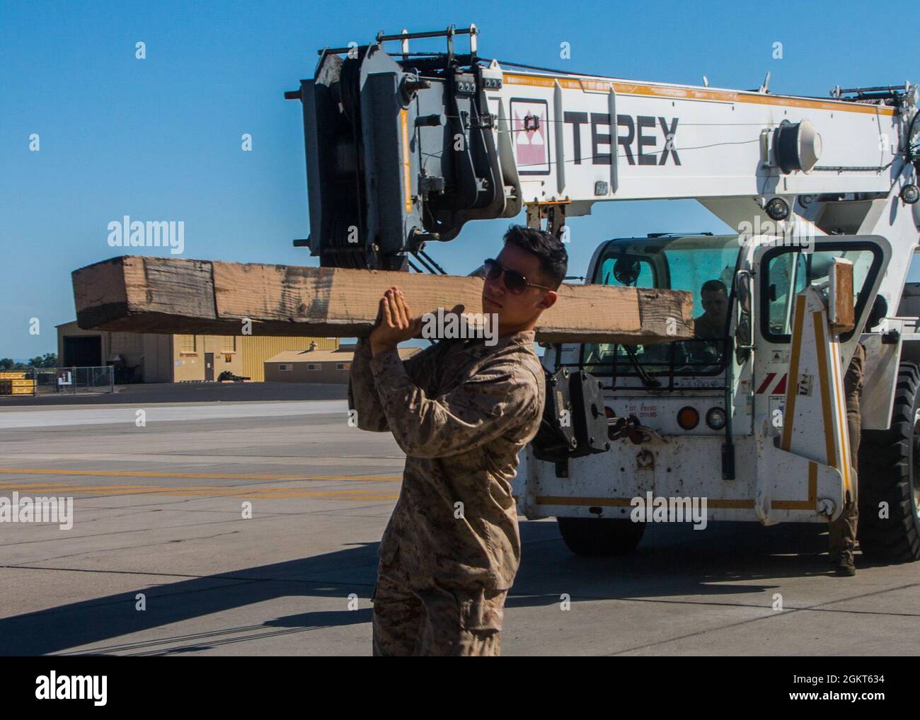 U.S. Marines attached to Marine Heavy Helicopter Squadron 361, Marine ...