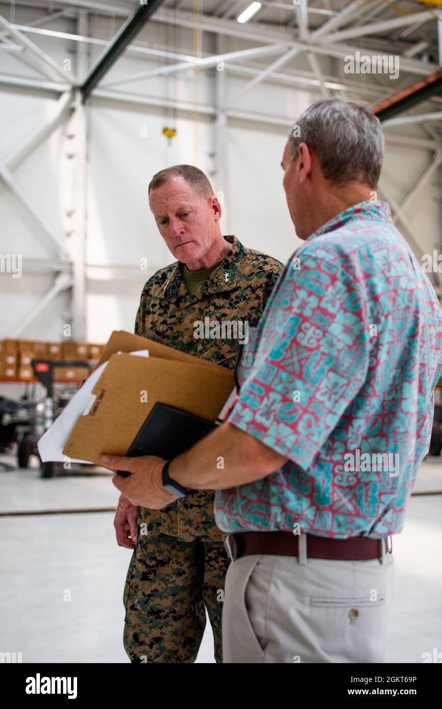U.S. Marine Corps Maj. Gen. Edward Banta, left, commander of Marine ...