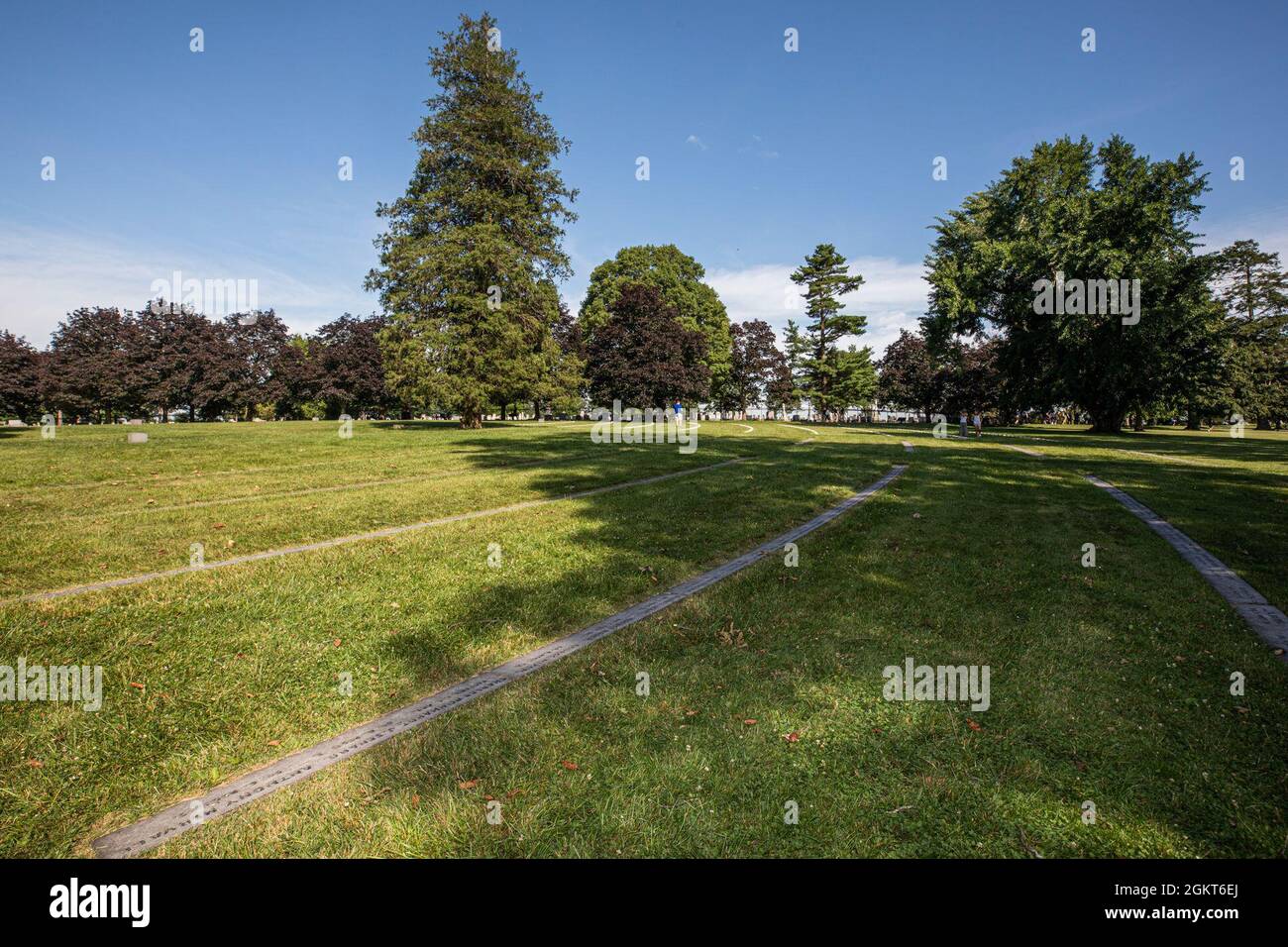 Marked graves of Union Soldiers line the field at Gettysburg National ...