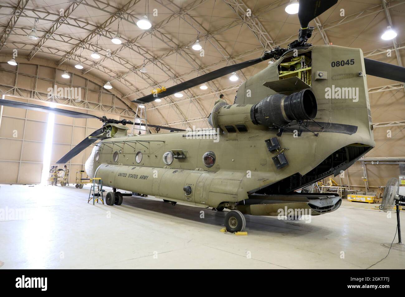 Soldiers of Bravo Company, 640th Aviation Support Battalion, prepare a ...