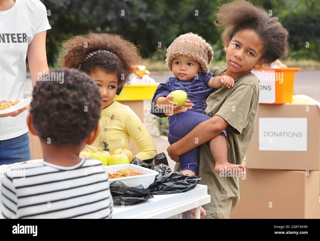 Kids sharing fruit hi-res stock photography and images - Alamy