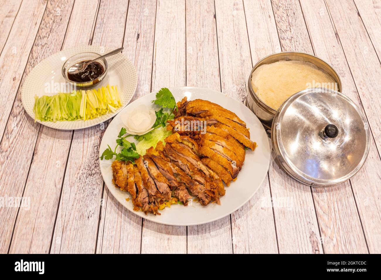Recipe of chopped beijing duck with its tortillas, vegetables and ...