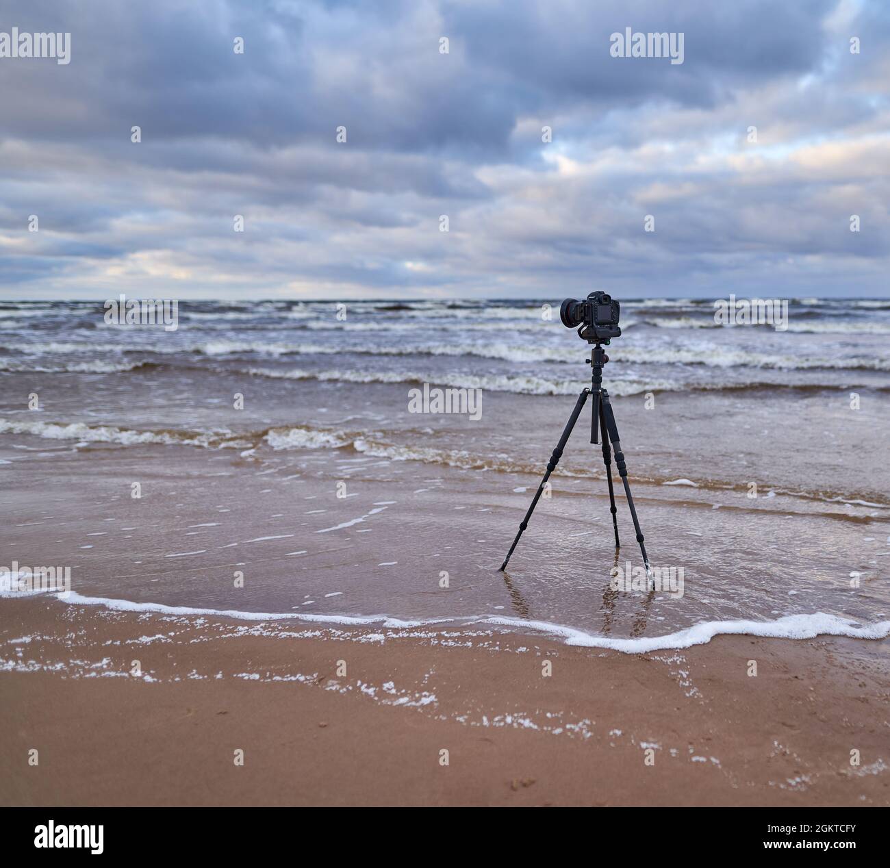 Camera on tripod on the beach Stock Photo - Alamy