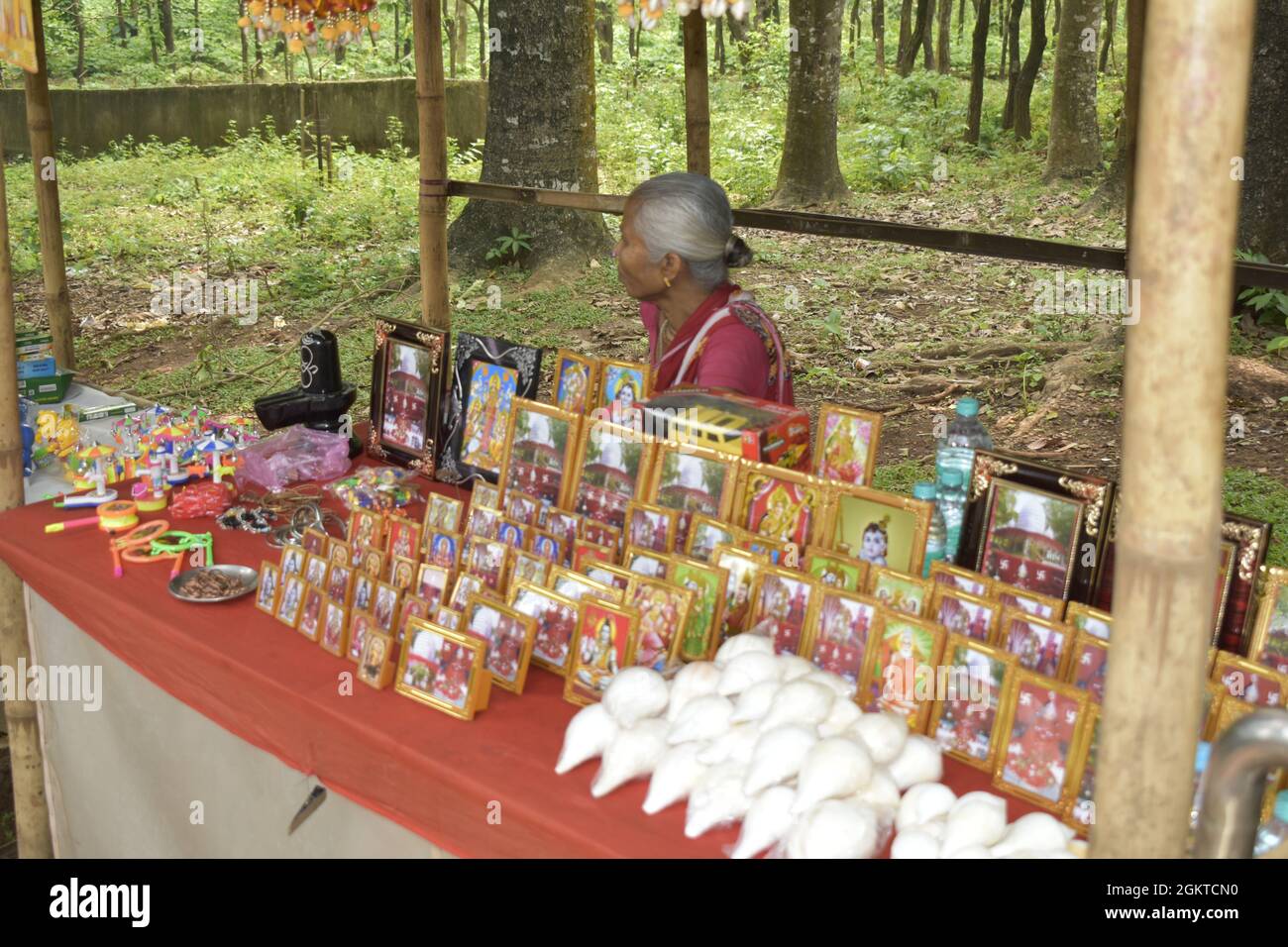 Frames of god idols shop hi-res stock photography and images - Alamy