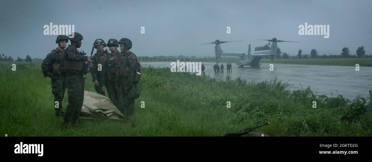 U.S. Marines with 31st Marine Expeditionary Unit (MEU), unload ...