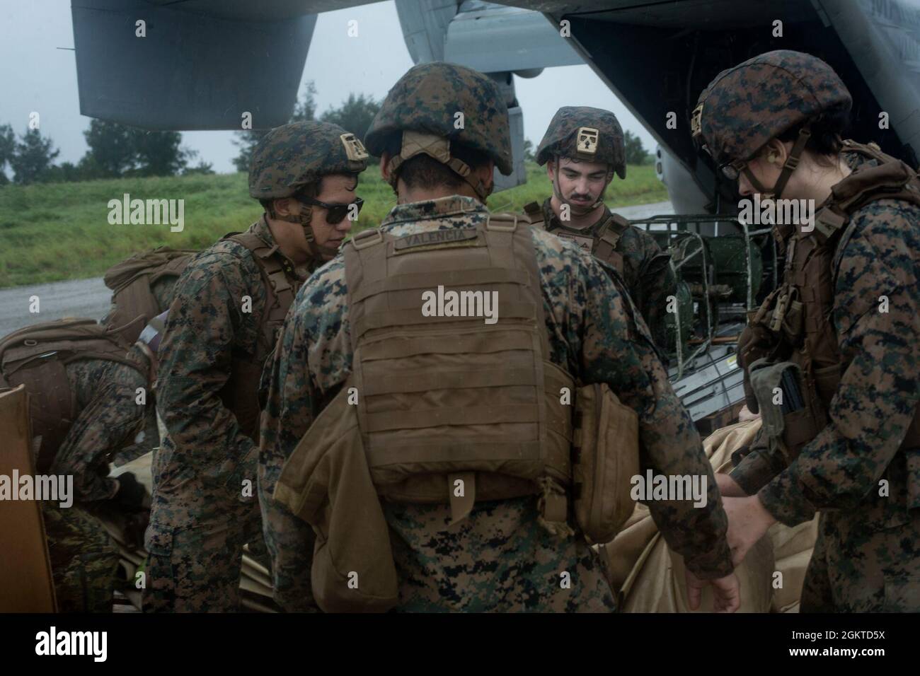 U.S. Marines with 31st Marine Expeditionary Unit (MEU), unload ...