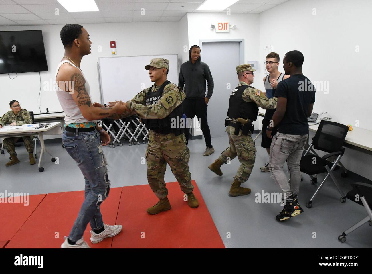 Soldiers from the 91st Military Police Battalion at Fort Drum practice ...