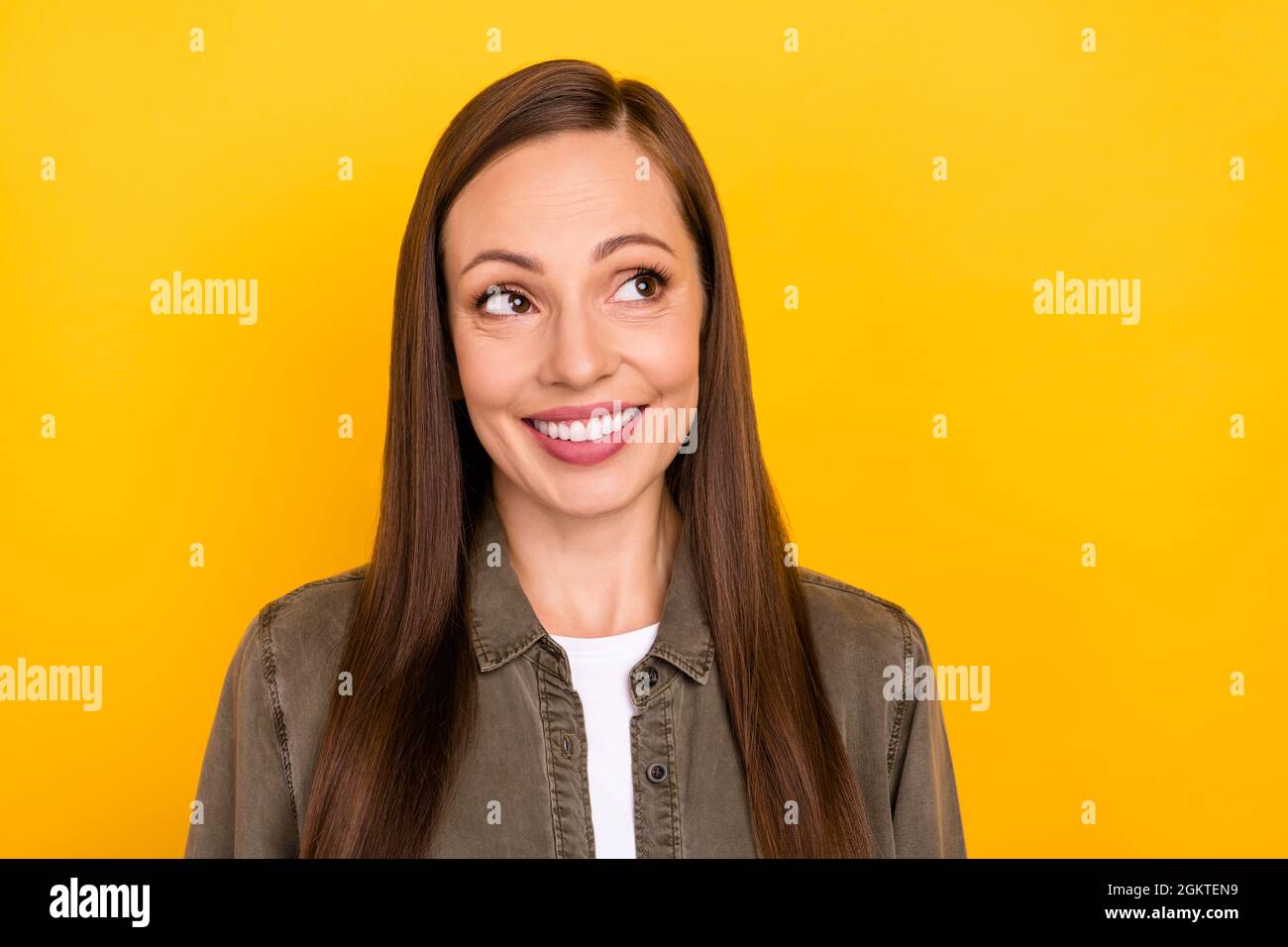 Photo of dreamy charming happy mature woman look empty space imagine ...