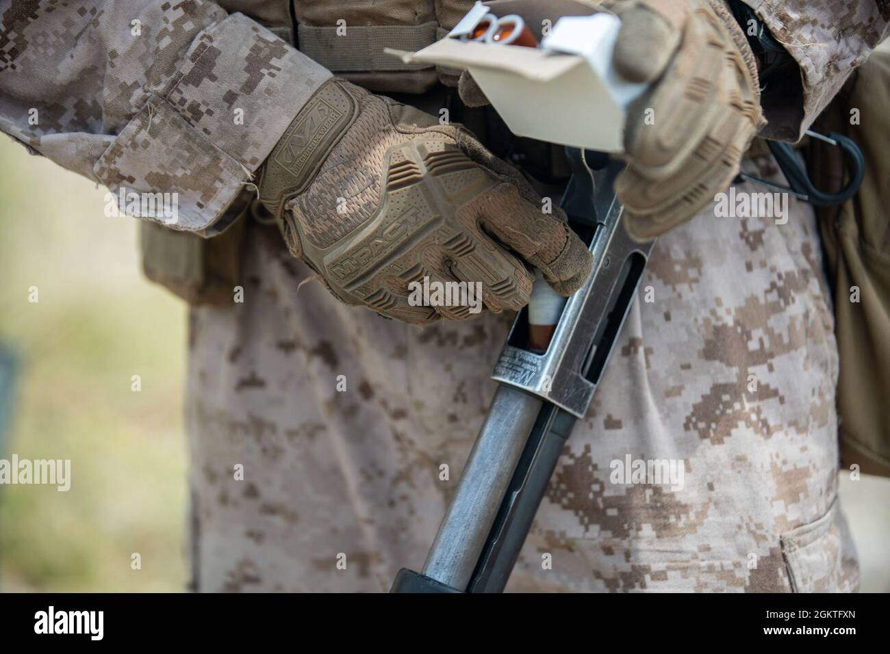 Mossberg 500 shotgun hi-res stock photography and images - Alamy