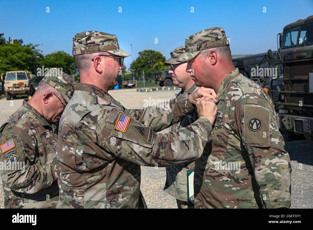 U.S. Army Col. Andrew Conant presents Soldiers from the 428th ...